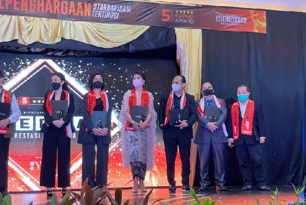 Senator Fachrul Razi Kembali Meraih Penghargaan Tokoh Pemimpin Muda ...