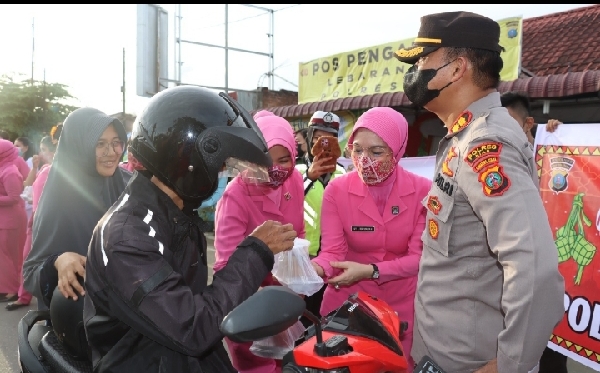 Gerak Terus, Polres Nias Bersama Bhayangkari Bagikan Takjil Gratis Kepada Pengguna Jalan ...