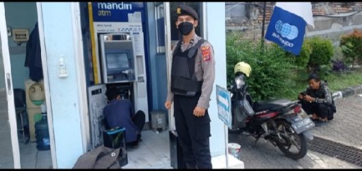 Amankan pengisian mesin ATM Personel Sat Samapta dilengkapi Senjata Api ...