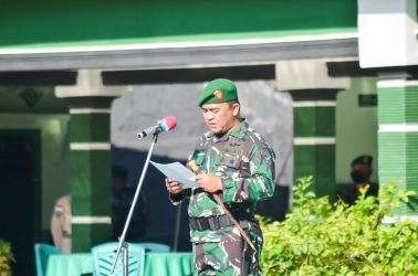 Dandim 0813 Bojonegoro Letkol Arm Arif Yudo purwanto pimpin upacara bendera dan menyampaikan ...