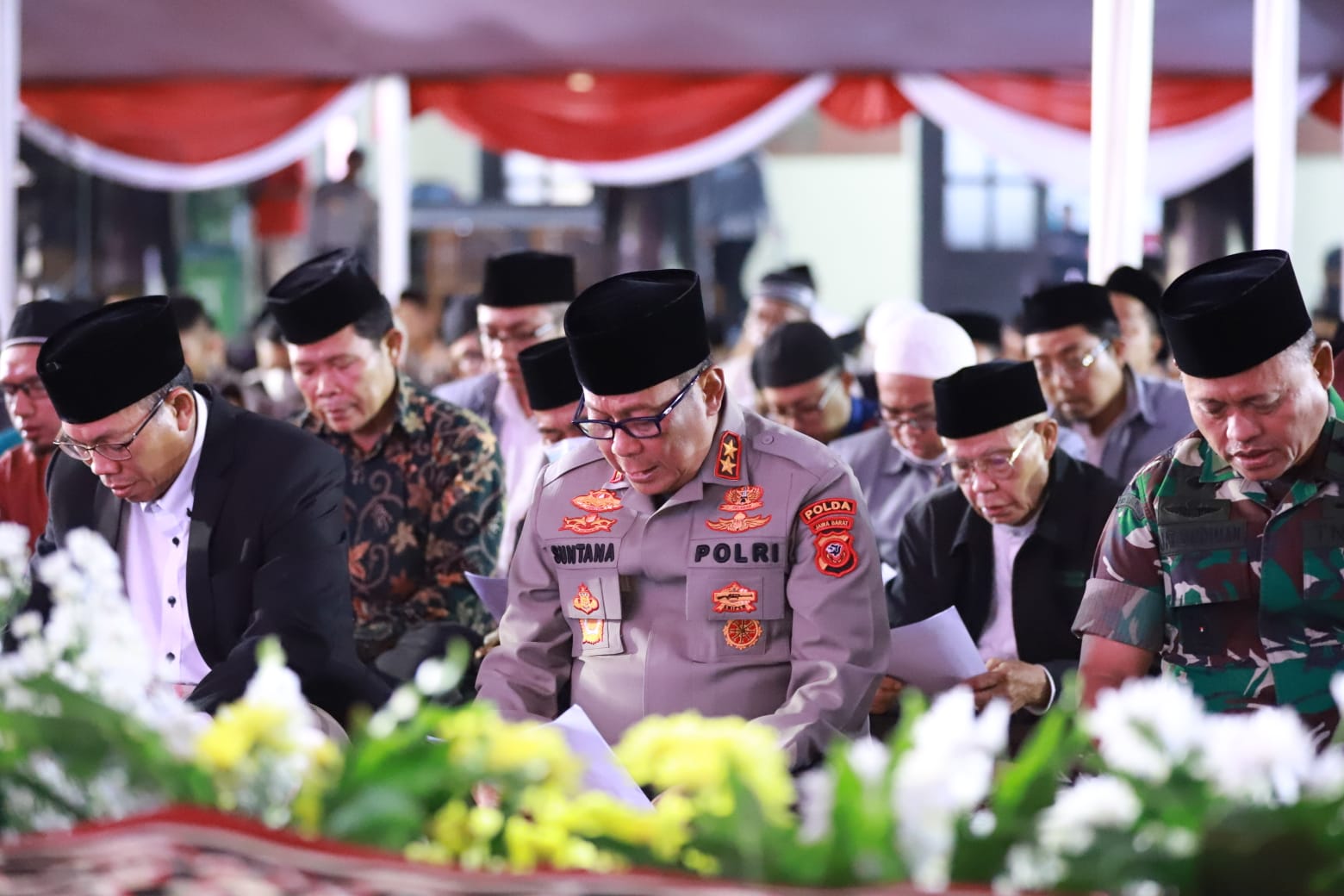 POLDA JABAR GELAR ISTIGHOSAH, ZIKIR DAN DOA BERSAMA DALAM RANGKA PENGAMANAN NATAL 2022 DAN TAHUN ...