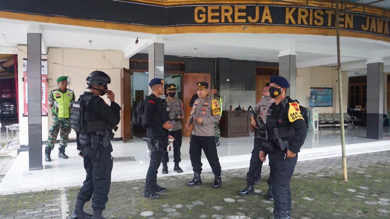 Jibom dan K9 Sterilisasi Tiga Gereja Besar di Purbalingga - JURNALPOLISI.ID