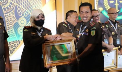 Wakil Jaksa Agung Memberikan Penghargaan Kepada Kejati dan Kejari ...