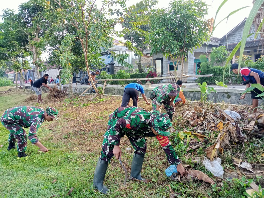 Ciptakan Lingkungan Yang Bersih Dan Asri, Anggota Koramil Kesamben ...