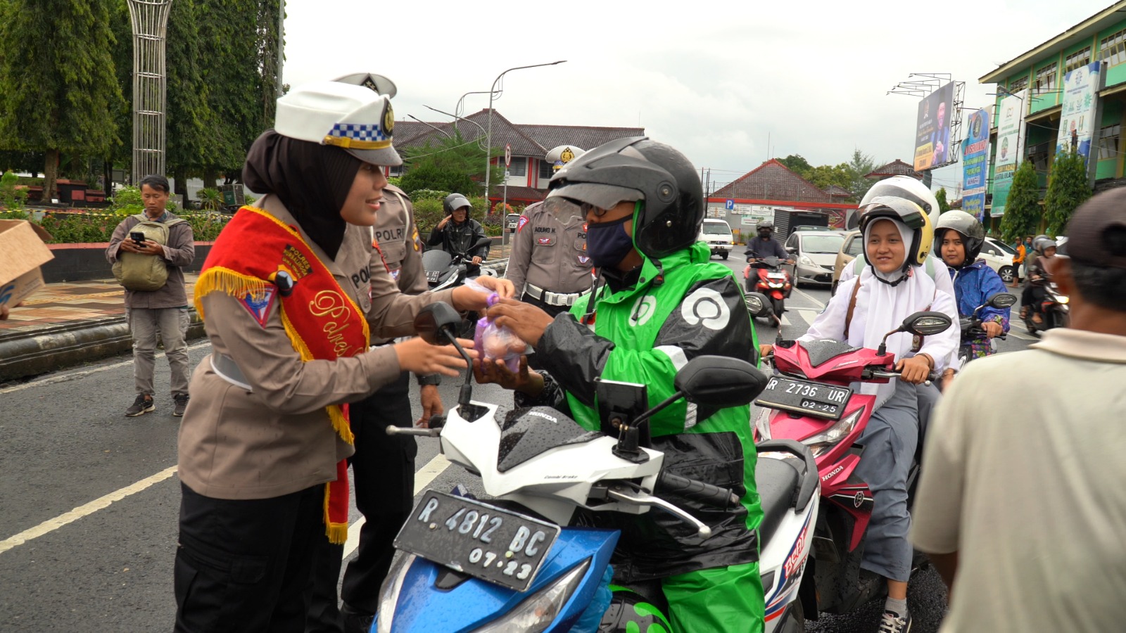 Satlantas Polres Purbalingga Binluh Tertib Lalu Lintas Sekaligus Pembagian Takjil - JURNALPOLISI.ID