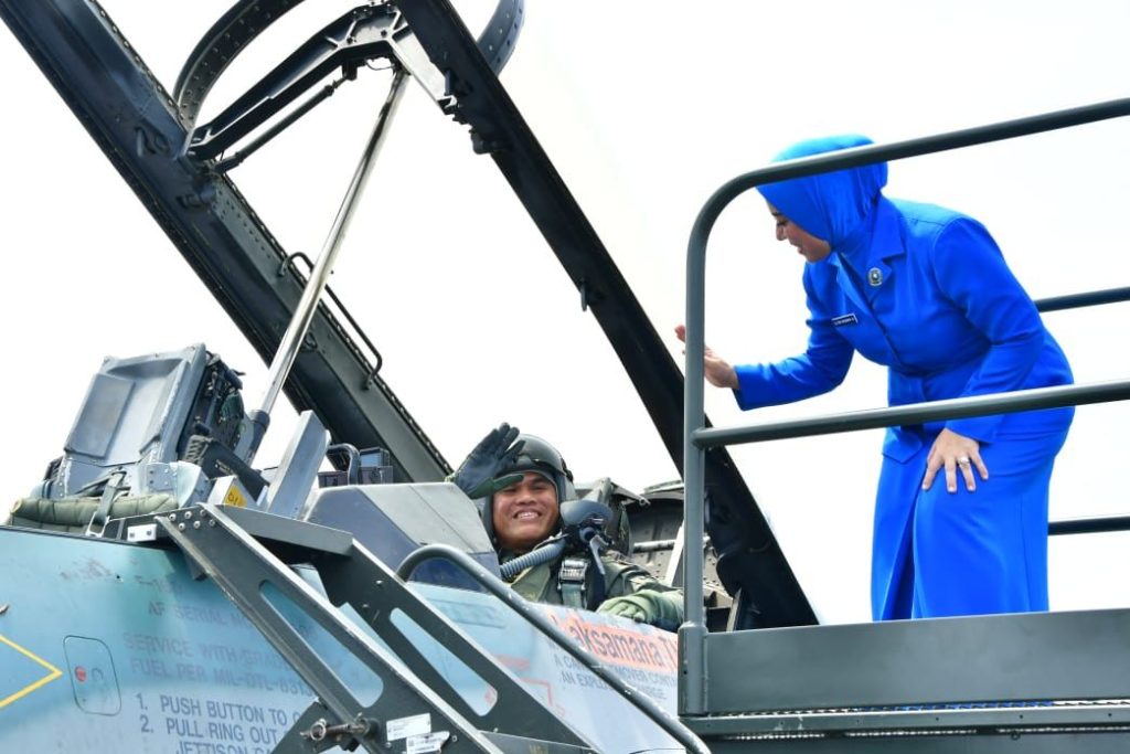 Keren… Jajal F16, Kasal Terima Brevet Wing Penerbang Kehormatan TNI AU ...