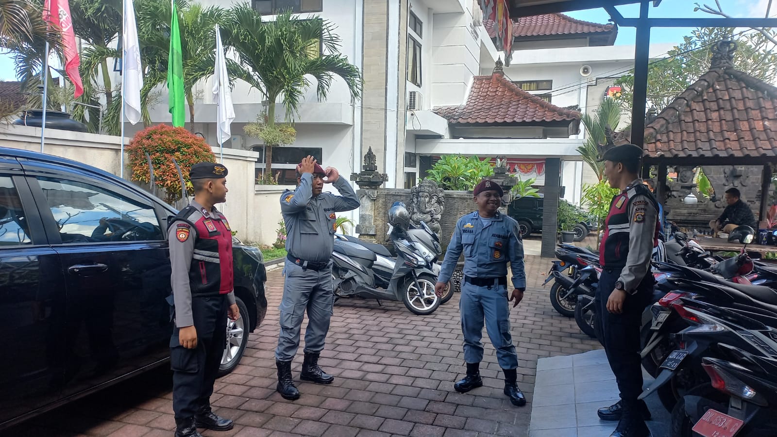 Satuan Samapta Amankan KPU Kabupaten Tabanan - JURNALPOLISI.ID