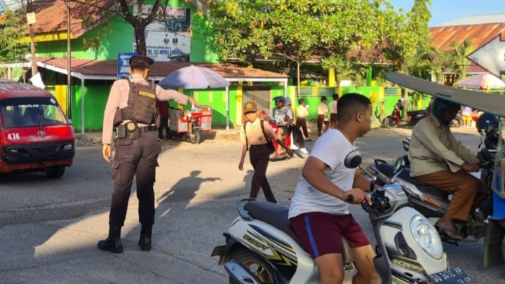 Personil Satuan Samapta Polres Takalar Bantu Pelajar Menyeberang Jalan Raya - JURNALPOLISI.ID