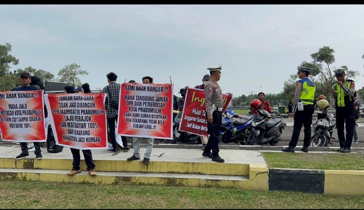 POLRES PRABUMULIH AMANKAN AKSI DEMO ORANG TUA DAN MAHASISWA PEM AKAMIGAS PRABUMULIH ...