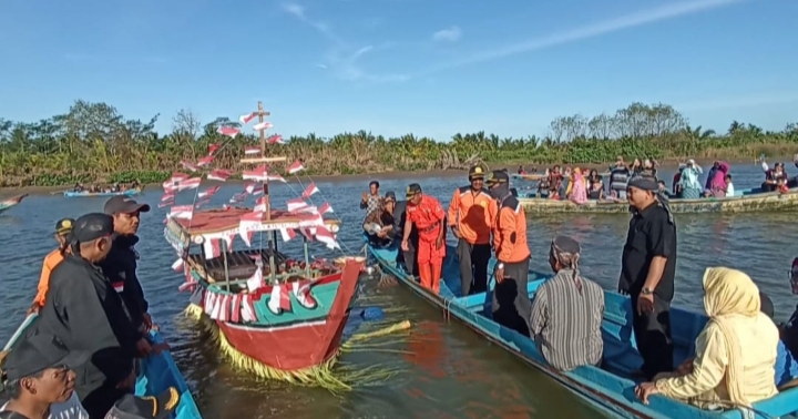 Sedekah Bumi Dan Laut, Larungan Sesaji Merupakan Puncak Tradisi Warga ...