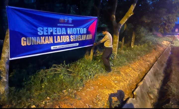 Polda Kepri Bersama Sat Lantas Polresta Barelang Gelar Pemasangan Spanduk Safety Riding ...