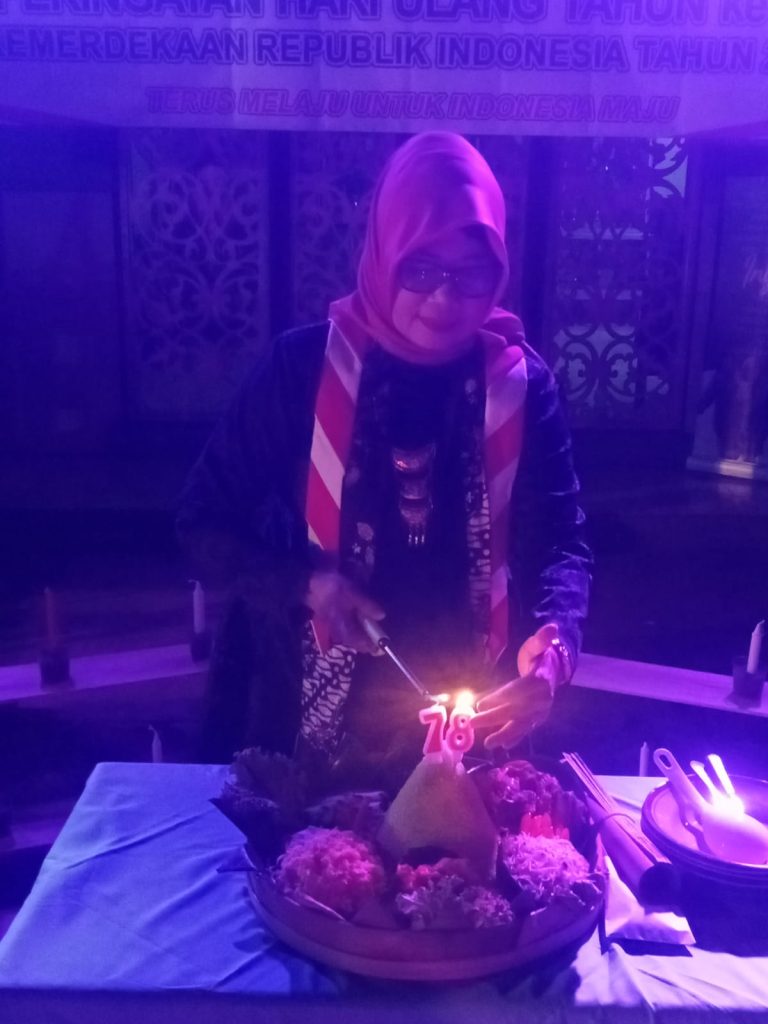 SMPN 1 Kedungwaru Memperingati HUT RI ke-78 dengan Program Bersholawat dan Nuansa 1000 Lilin ...