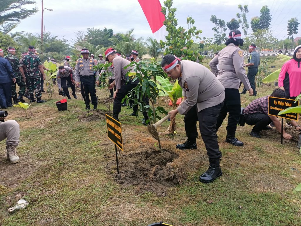 Kapolres Langkat zoom meeting Penanaman Pohon Serentak di SPN Hinai Polda Sumut - JURNALPOLISI.ID