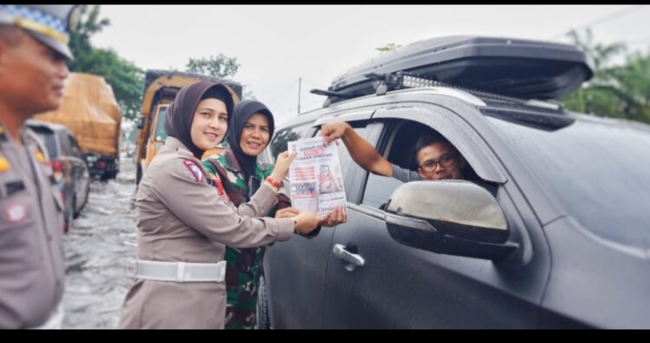 Bantu Pengemudi Lewati Banjir, Sinergitas TNI- Polri Di Rohil Bagikan ...
