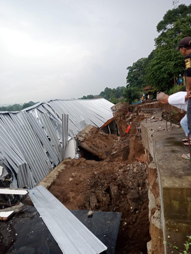 Pihak Kepolisian dan Instansi Cek TKP Longsor di Stasiun Kereta Maseng, Cigombong - JURNALPOLISI.ID