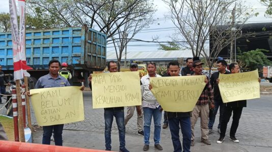 Aksi Demo PT Putra Samudra Hidayah Menuntut Tagihan Bisa Terbayarkan - JURNALPOLISI.ID
