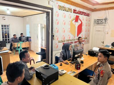 Polres Pesisir Barat Amankan Kantor Bawaslu dalam Rangka Operasi Mantap Praja Krakatau 2024 ...