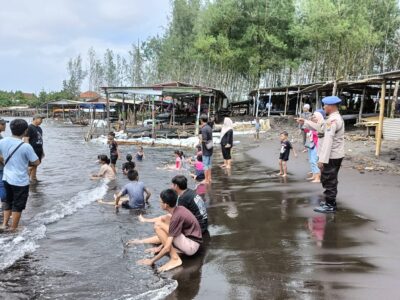 Polres Jember Siagakan Personel di Pantai Saat Ops Lilin Semeru 2024, Antisipasi Bencana ...