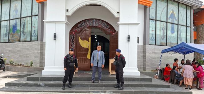 Personel Batalyon A Brimob Kaltim Patroli di Tempat Ibadah Gereja, Ciptakan Rasa Aman Bagi ...
